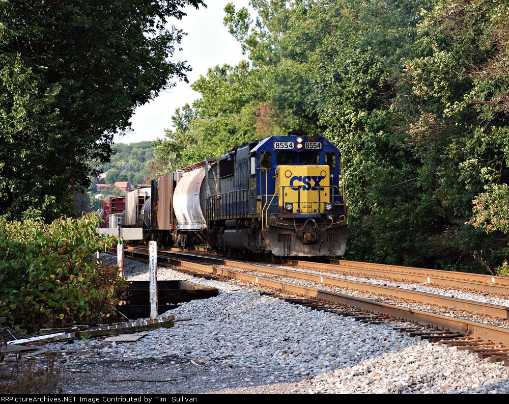 CSX 8554 pushing hard